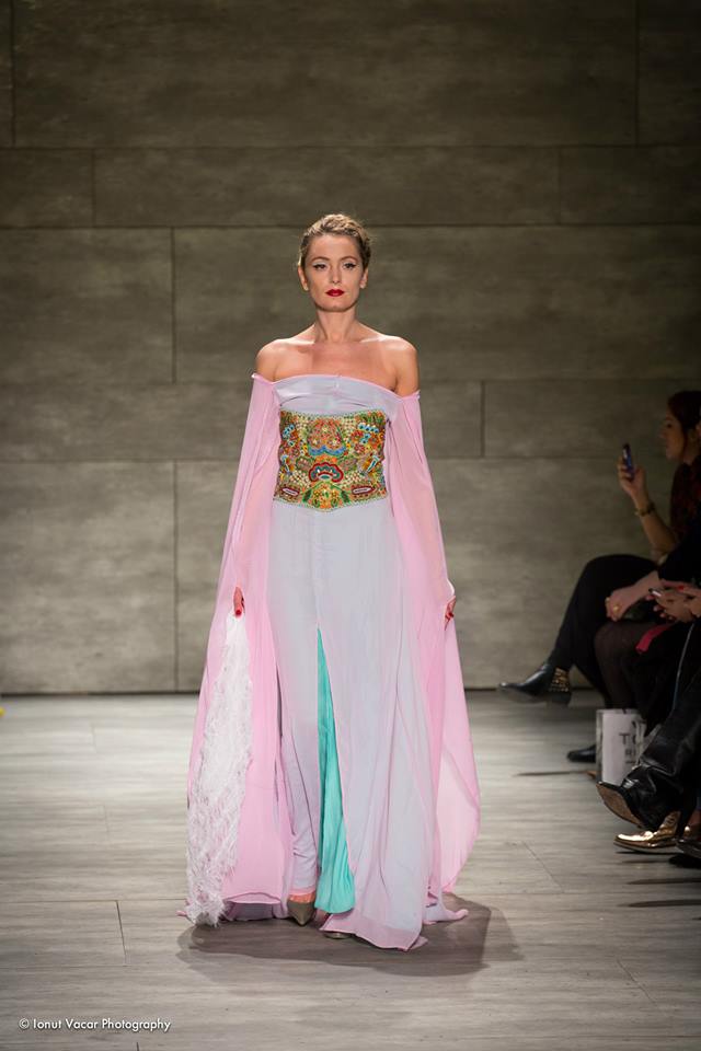 Un designer roman a prezentat la New York Fashion Week 2015! (galerie foto)