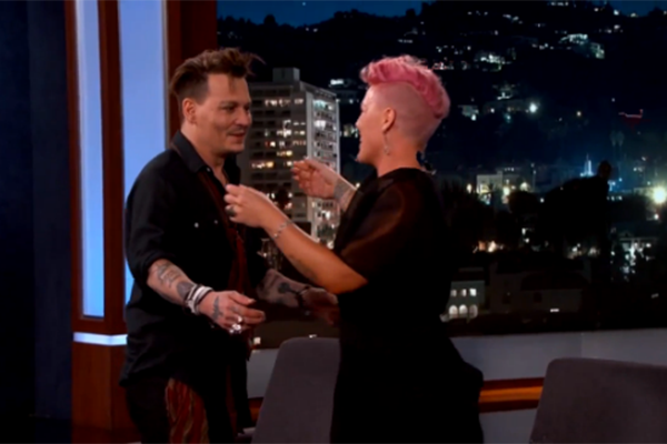 Reactia lui Pink cand l-a vazut pe Johnny Depp (video)