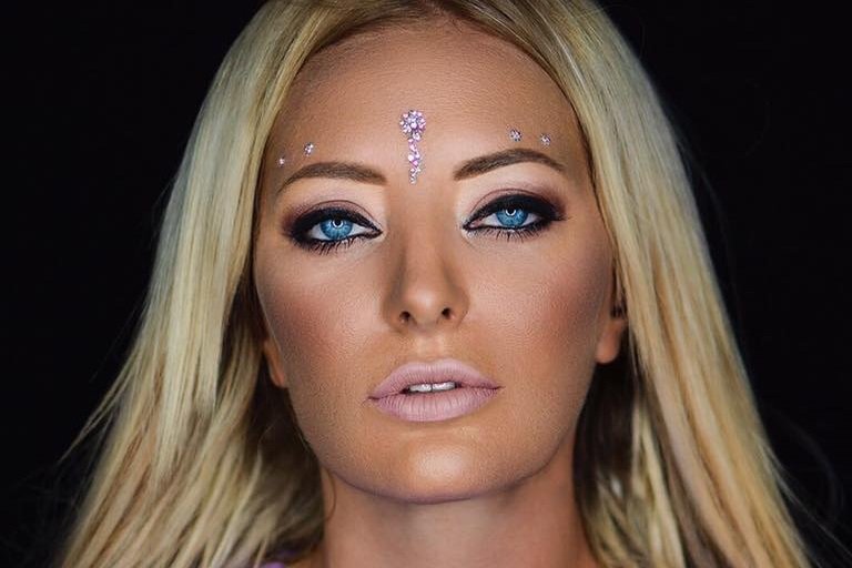 Delia canta in deschidere la Rihanna