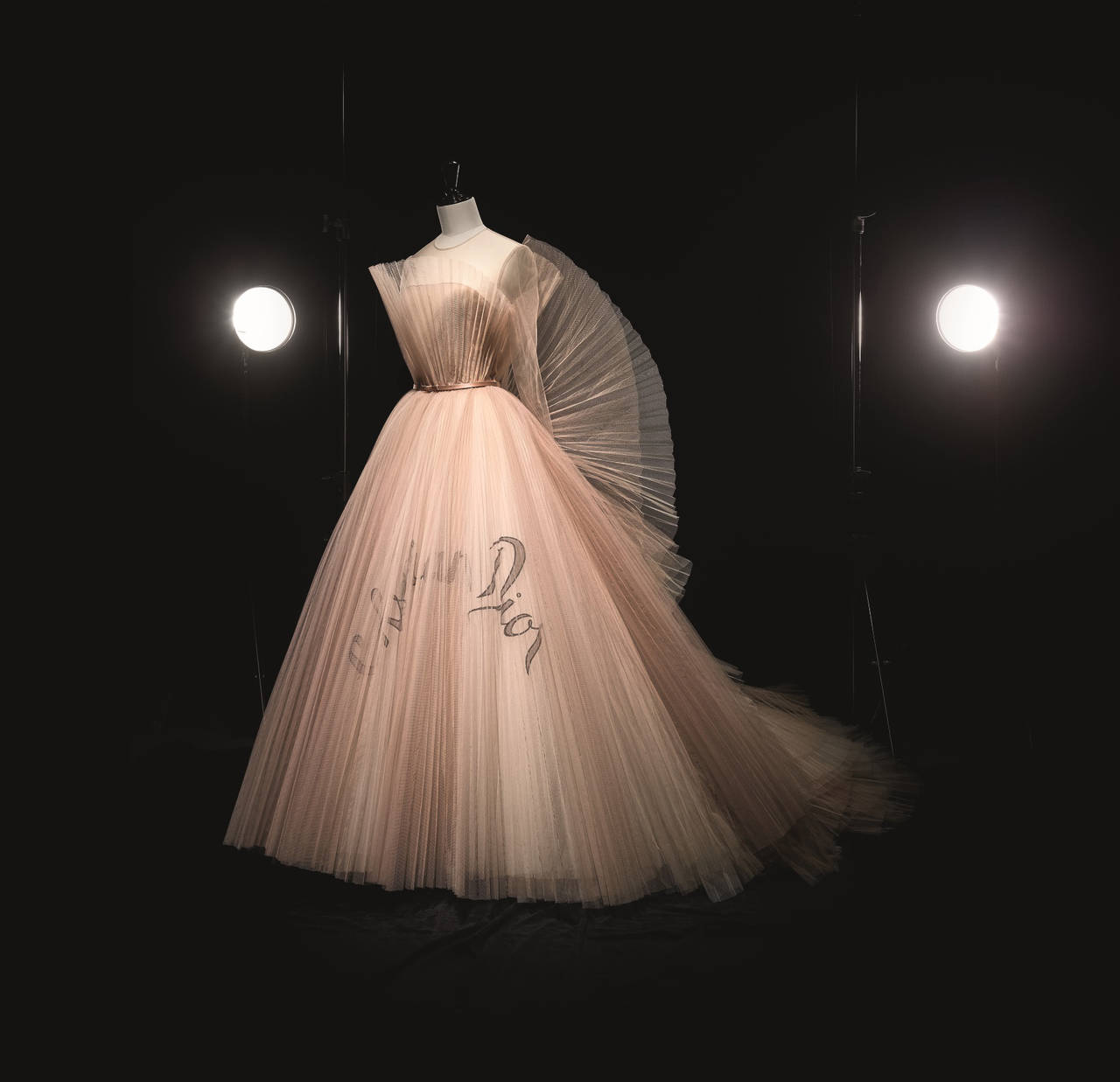 Expozitia Christian Dior, cea mai vizitata din istoria Muzeului ...