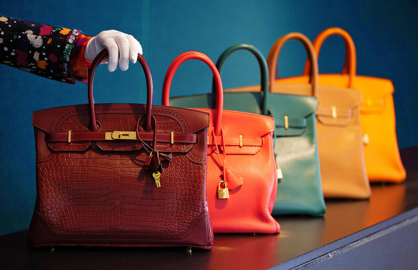 Un Hermes Birkin extrem de rar a fost vandut intr-o licitatie pentru ...