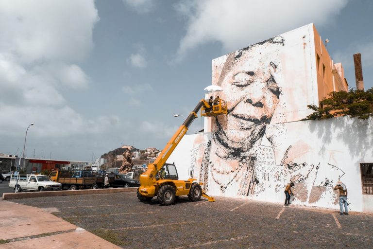 Un artist portughez creeaza portrete din explozibilul pentru demolari ... Un artist portughez creeaza portrete din explozibilul pentru demolari ...