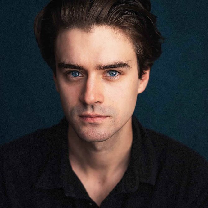 Interviu cu Eduard Buhac, actorul roman din secventa „RRR” castigatoare ...