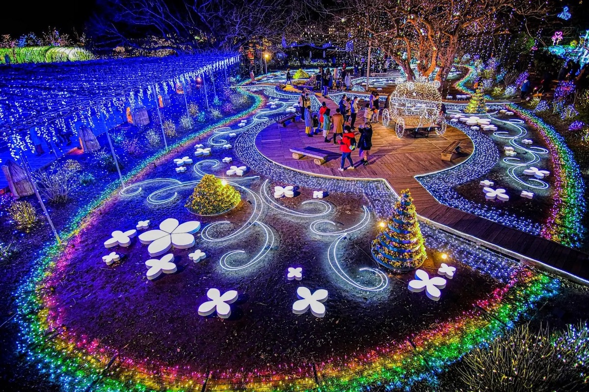 In Japonia s-a deschis o gradina spectaculoasa cu flori luminoase ...