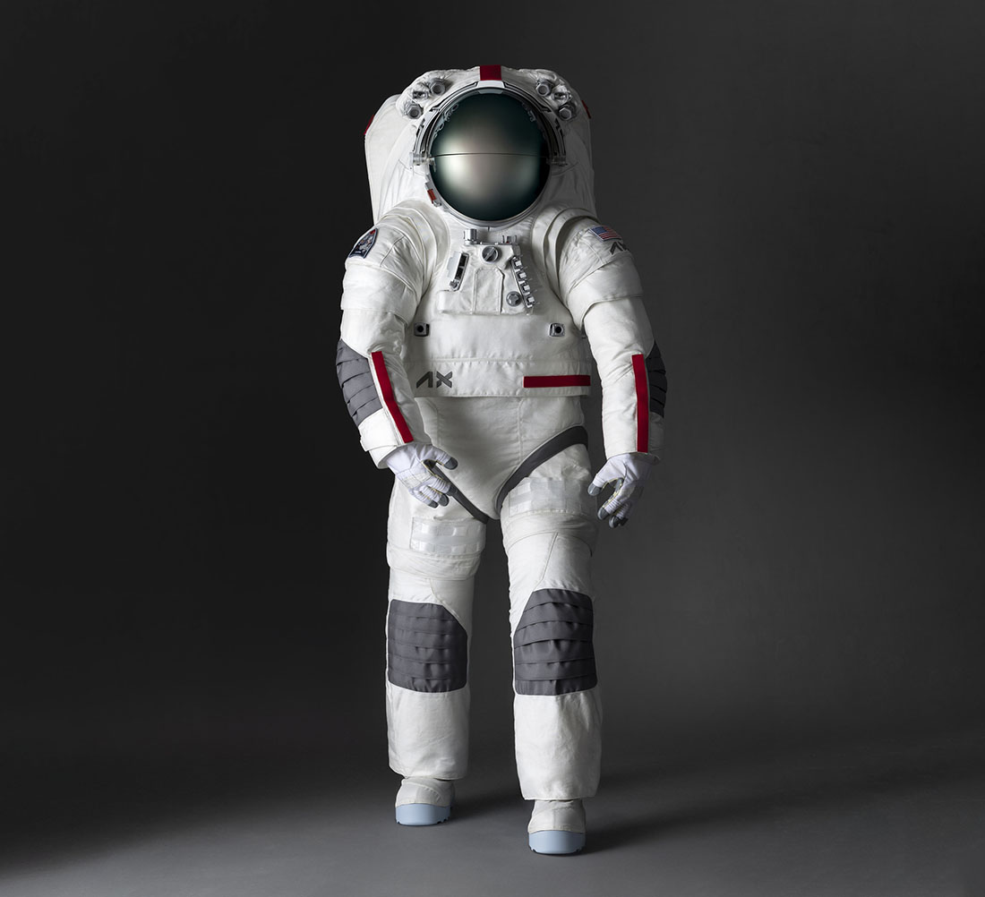 Prima femeie care va merge pe Luna va purta un costum de astronaut ...